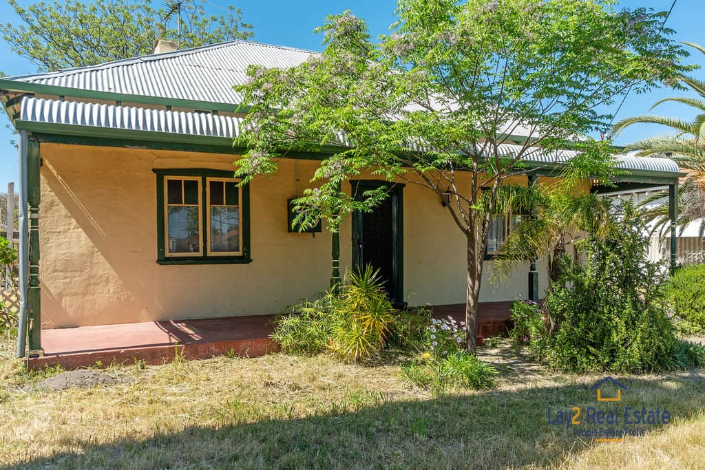 Development potential land with a free house. 923m2 block. R20/30